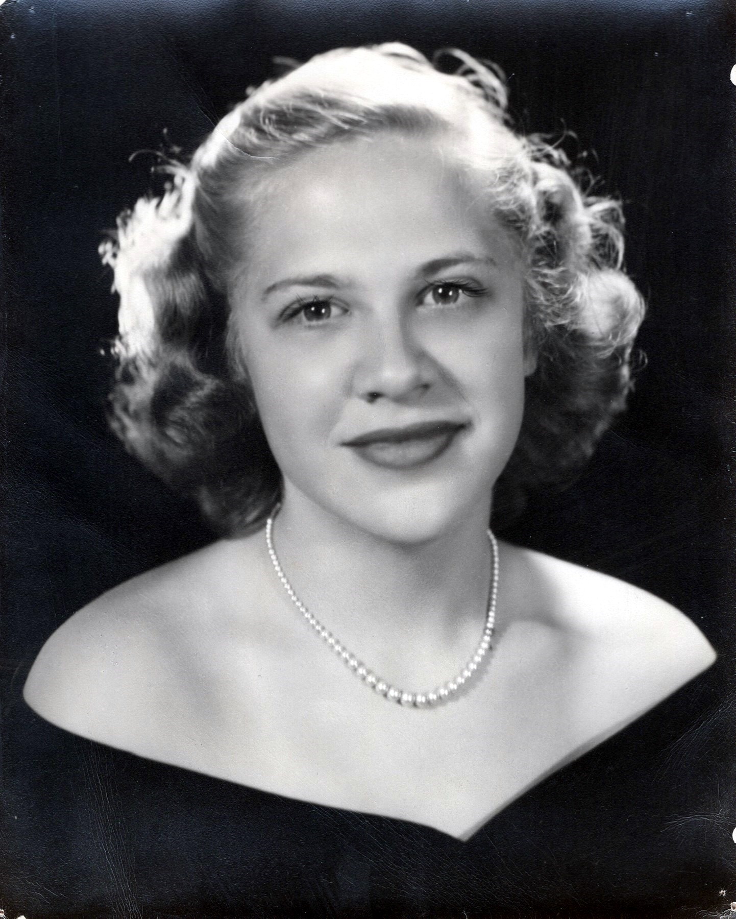 Elizabeth Mueller's Instagram, Twitter & Facebook on IDCrawl